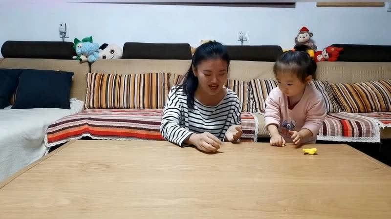 家庭早教小游戏之包糖果,锻炼宝宝的精细动作,随时随地做早教