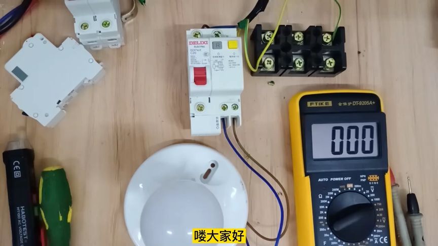 火线和零线没有电压,火线和地线有220伏,是怎么回事?