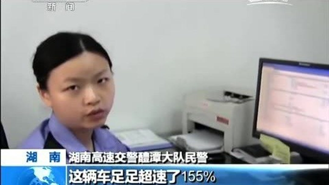 超速驾驶之祸:越野车高速行驶路口撞飞骑车人