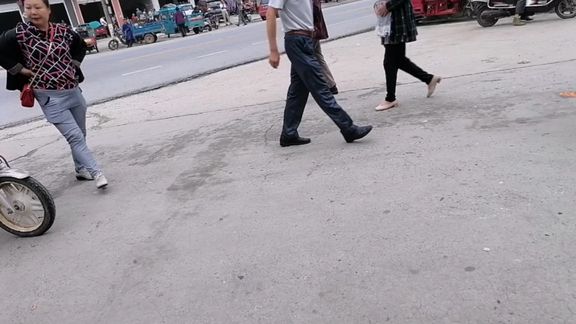 做生意最重要的是诚信,像这样行骗不仔细观察还不知道是一伙的,