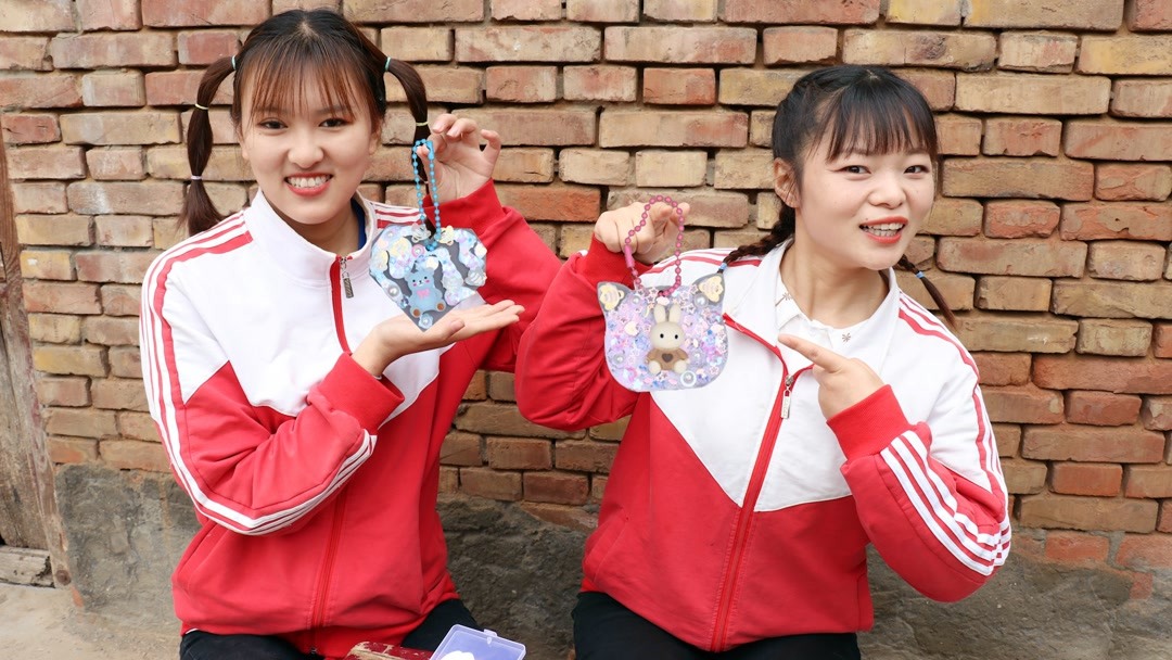 欢欢和小晴一起玩DIY咕卡,自己动手做出想要的咕咕卡片,真好玩