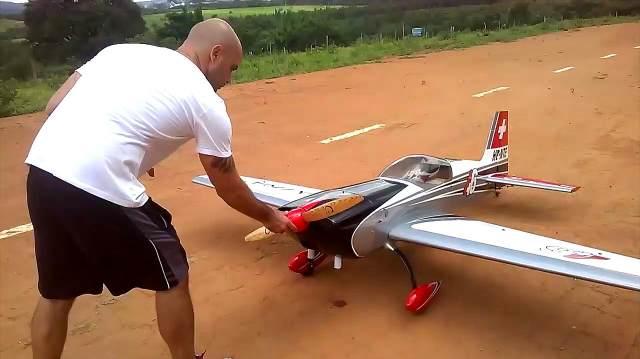 原来螺旋桨遥控飞机是这样启动的,看完长见识了!