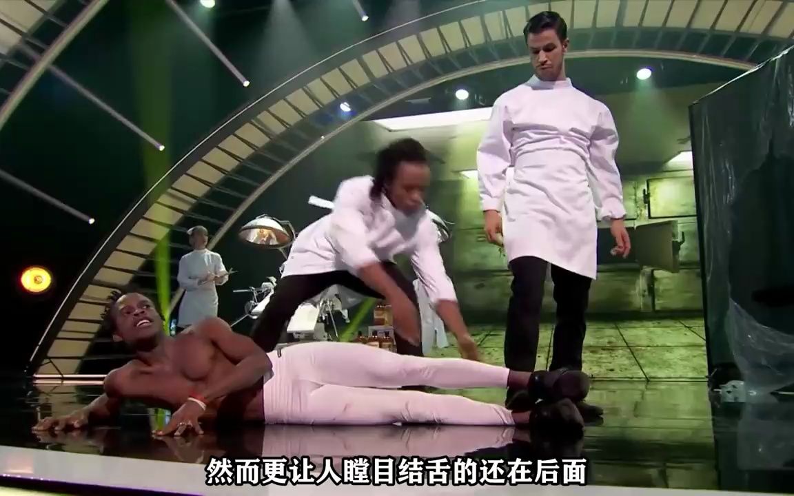 国外达人秀最柔软的身体表演,各种反人类的动作把评委都吓坏了