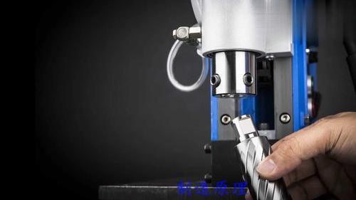 好霸道的开孔器,钢板钻孔轻而易举,难怪卖那么贵