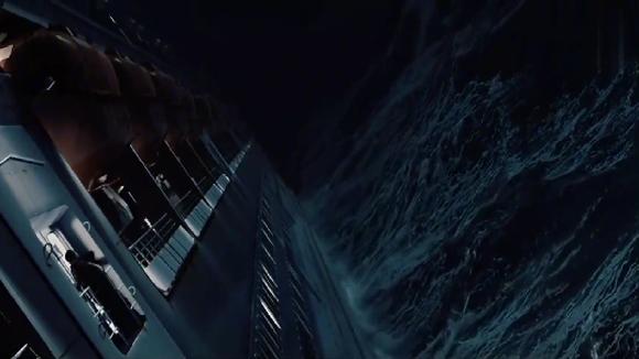 2012:巨型游轮在海上航行,不料遇到超级海啸,当场葬送海底