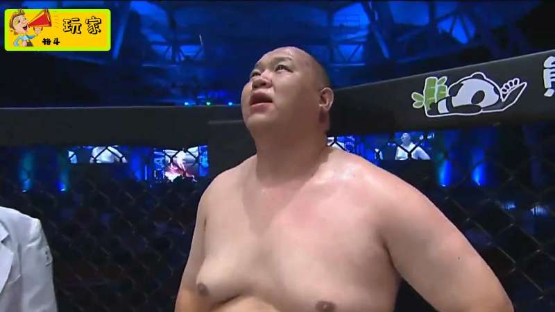 老将无视小将的友好碰拳,惨被按在地上砸头80多拳,可怜兮兮