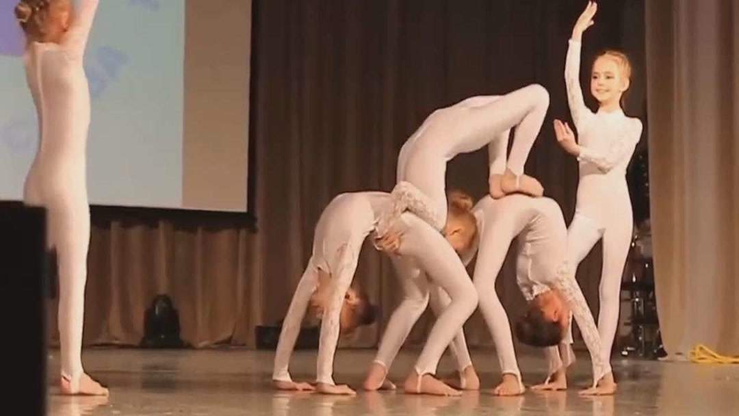 五位外国小天使表演柔术杂技,表演的非常完美,小美女都非常可爱