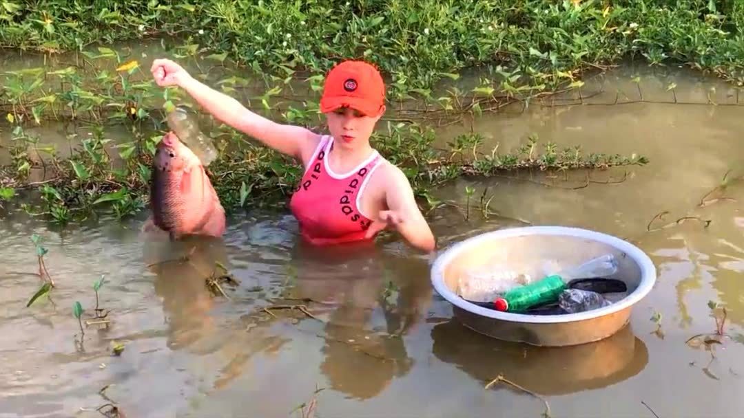 女孩自制自动钓鱼器,钓了巨大的粉红罗非鱼