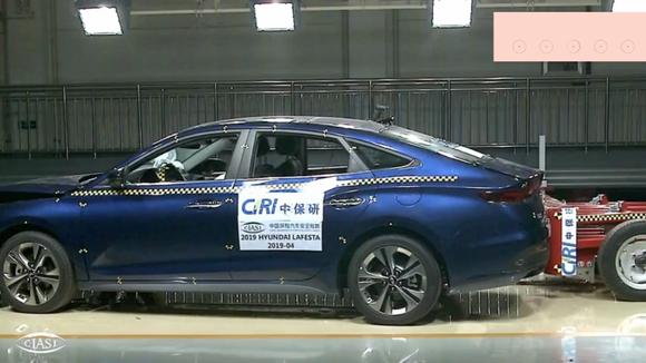 现代车不结实吗,现代菲斯塔中保研碰撞测试,至少比帕萨特好,