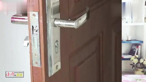 家里的门锁坏了别担心,现在来教你一招,不用换一样能使用!