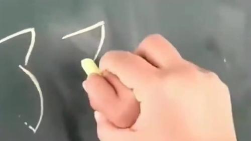 老师手把手教写字,横撇弯钩,一放手就打回原形