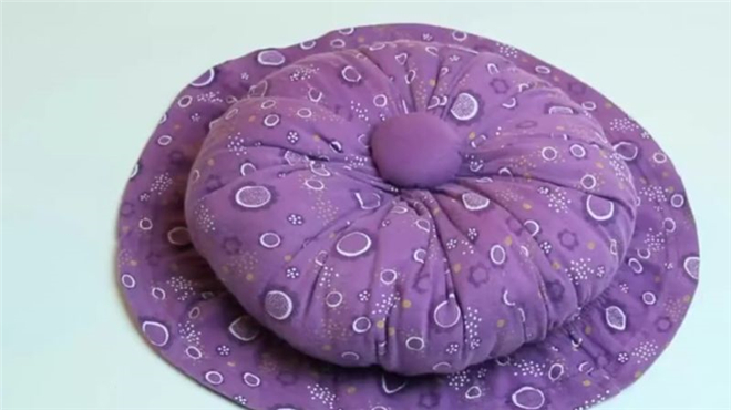 不得不学的生活小技能,教你用旧T恤制作抱枕,既省钱又好看