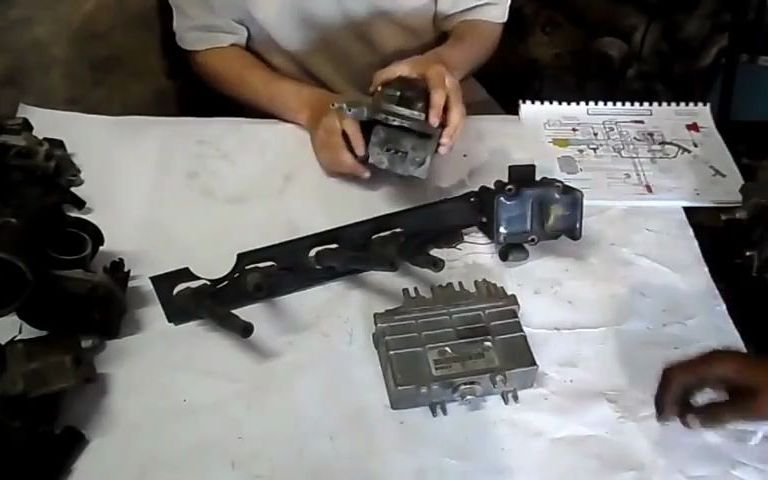 旧的和新的汽车发动机传感器