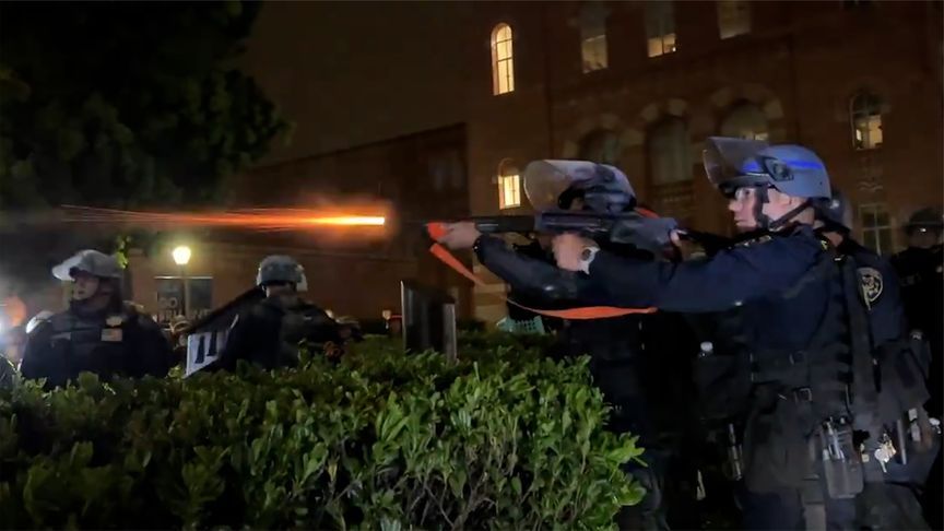 美多地高校爆发挺巴抗议:美警强硬动枪清场,超2000人被捕