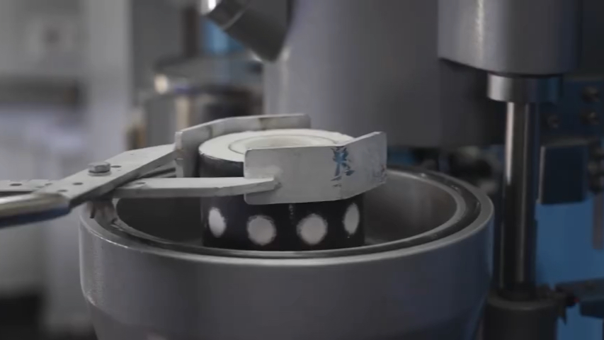 用18K金子做的AirPods 西班牙珠宝设计师pablo cimadevila 制作