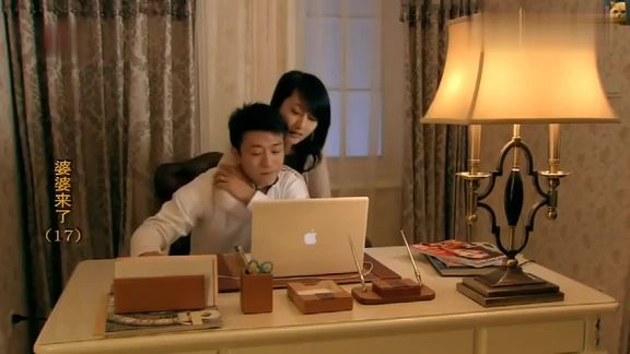 婆婆来了-方鸿俊和刘小雅的相处日常,方鸿俊帮刘小雅冲咖啡