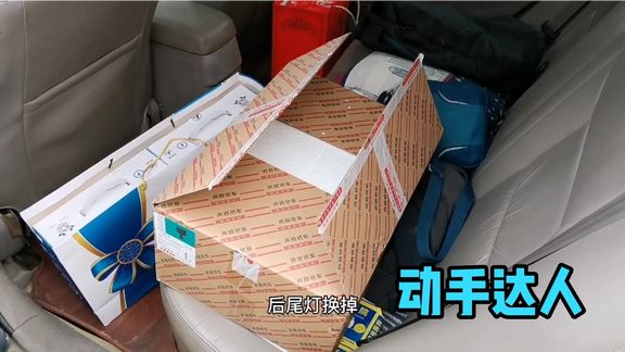 小伙的车尾灯被撞坏,不慌不忙看完风景自己动手修理,五分钟搞定