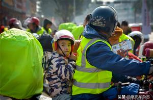 摩托车返乡的真实状态!看到孩子们真的感动了!