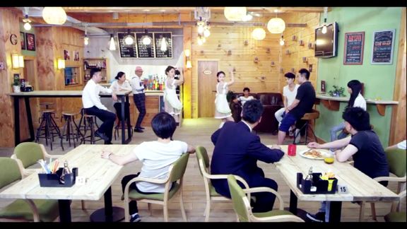 女仆咖啡厅的美女服务员们竟然还有舞蹈表演,怪不得生意这么好