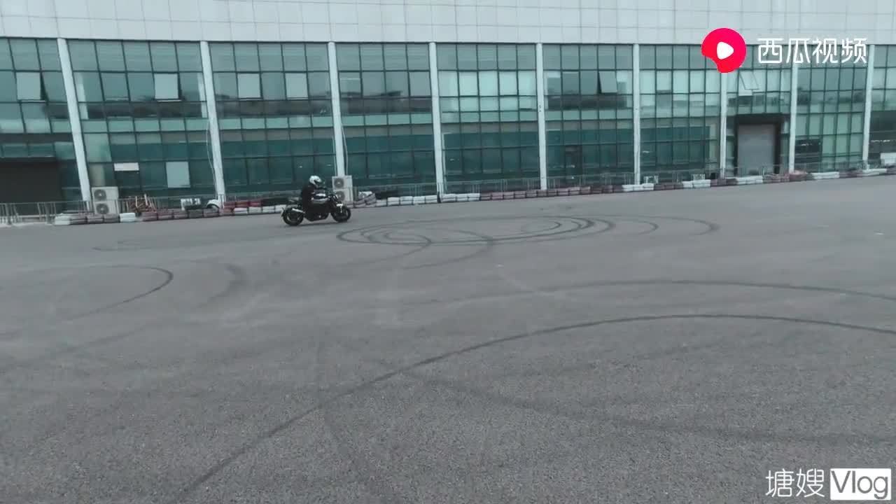 红绿灯路口差点撞车出车祸,摩托车慢骑很重要,比骑快还难学