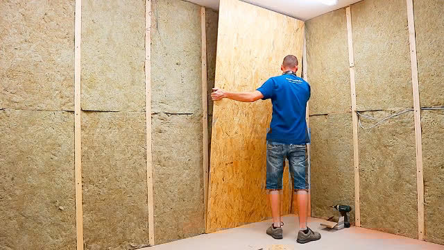 男子将刨花板钉在墙上,全部完成后,效果出乎意料的好