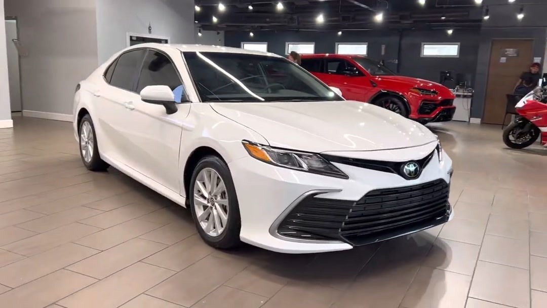 新车到店,实拍2022款丰田凯美瑞2.5L,太漂亮了,买不买自己想