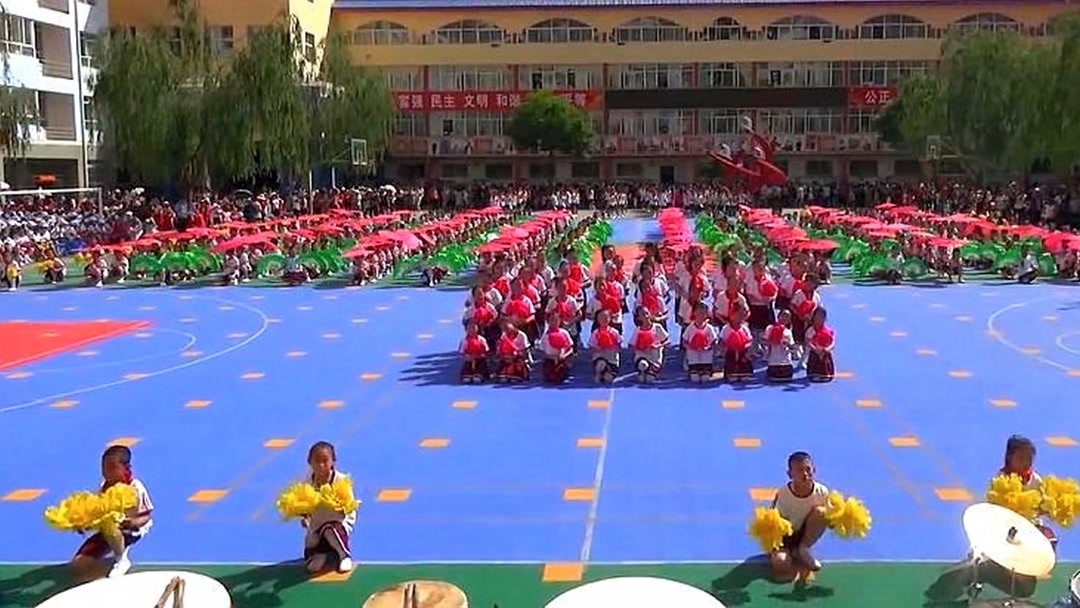 航拍小学生集体舞蹈节目,非常整齐的舞蹈,一起来看看吧!