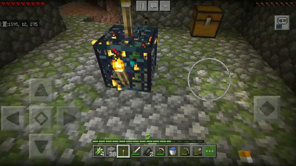 我的世界生存11:下矿发现地牢,还挖到了绿宝石