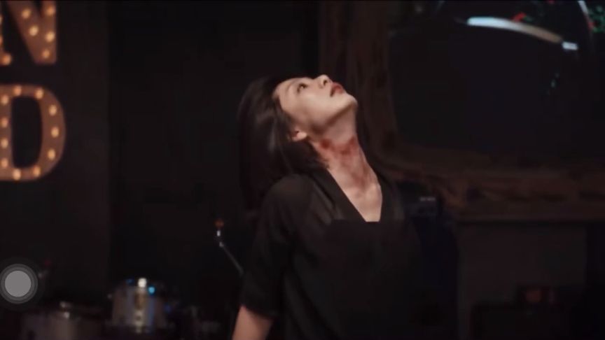女歌手被凭空掐住脖子 离奇事件层出不穷 演技绝了