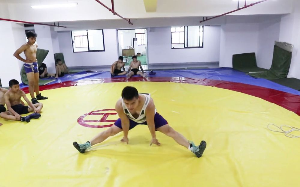 摔跤基本功之前滚翻分腿后滚翻分腿