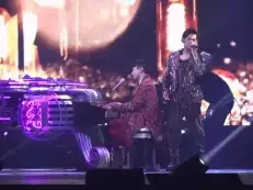 双J罕见同台献唱! 周杰伦演唱会, 林俊杰上台后全场沸腾了!