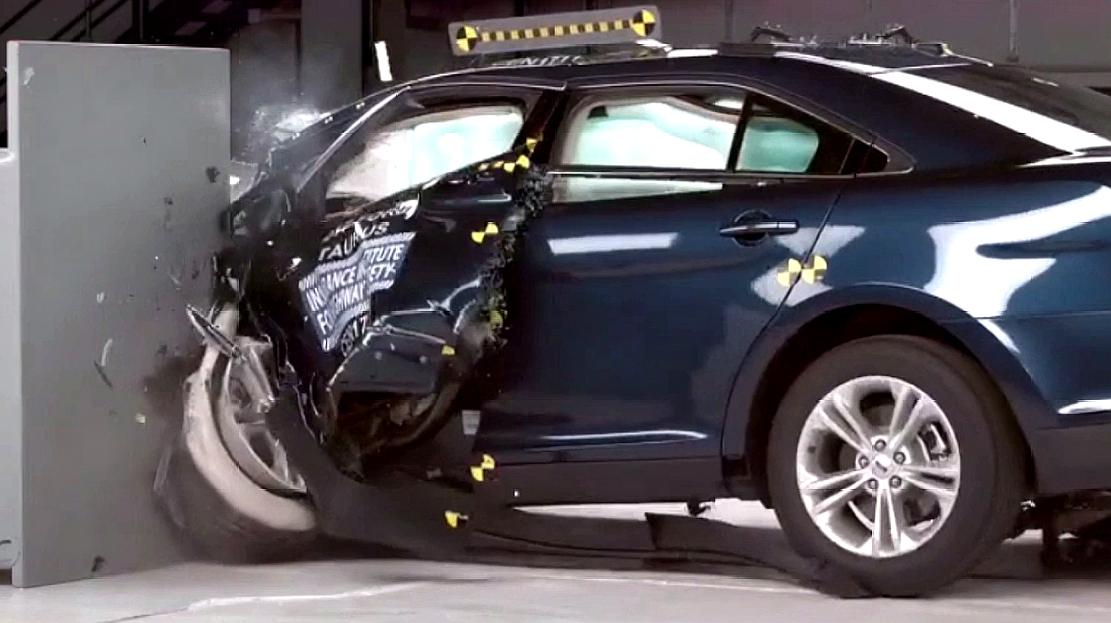 福特金牛座碰撞测试,这车也太硬了吧