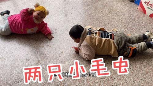 小枫枫和小辉辉趴在地上模仿毛毛虫,宝妈看着俩兄弟,忧伤洗衣服