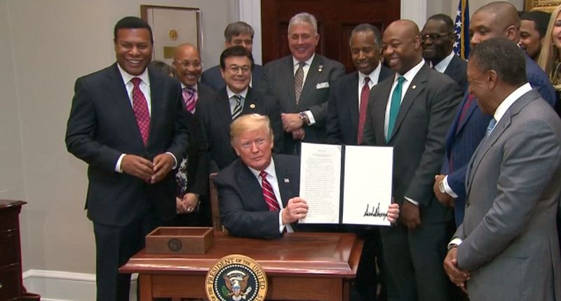 记者提了个什么问题 遭美国总统特朗普彻底无视当场推门离去?