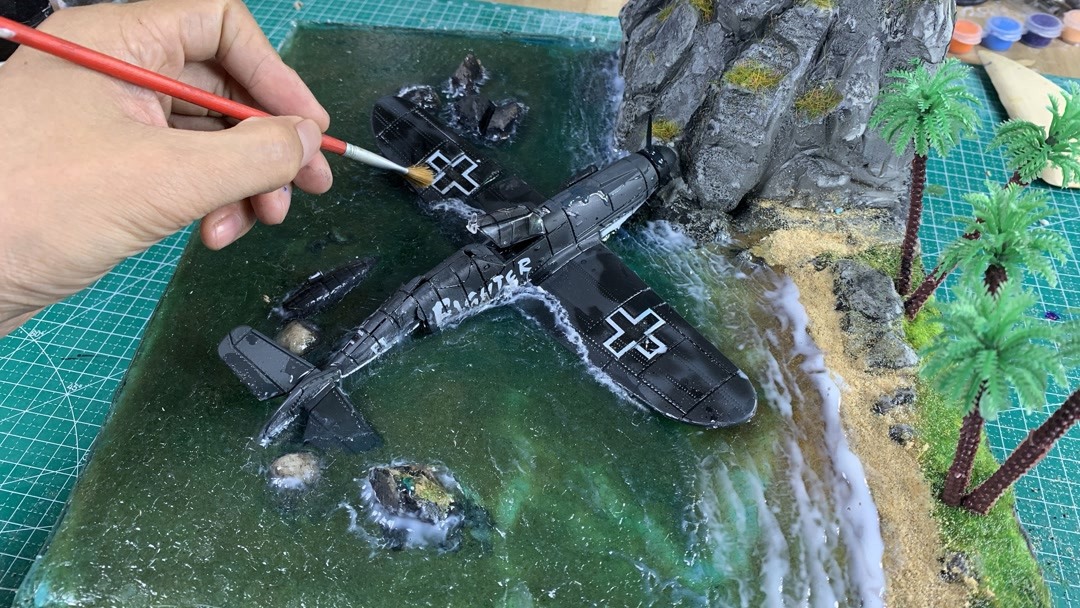 如何手工制作二战德国飞机坠海模型?