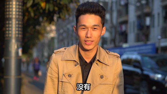 在校园采访男生关于初恋的问题,对方表示在一起不到30天就分手了