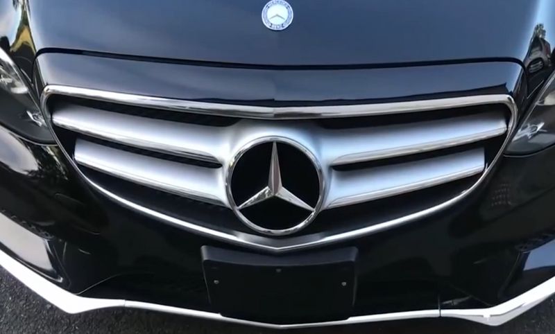 你知道奔驰的车标有什么用?转动一圈之后,神奇的事情就发生了!