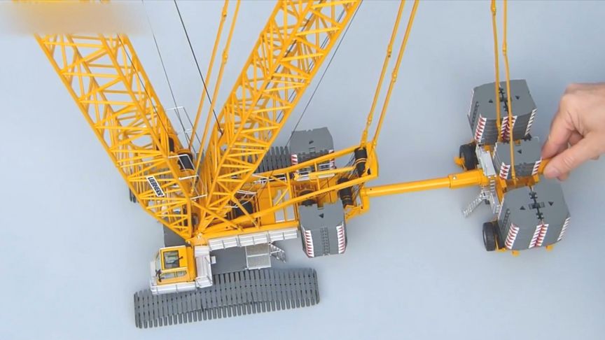 【工程机械比例模型】模型重达13公斤“利勃海尔”LR1600巨型吊机