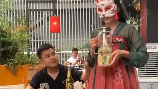 爆笑:美女,这就不认识你老公了,这智商出门怕你回不去