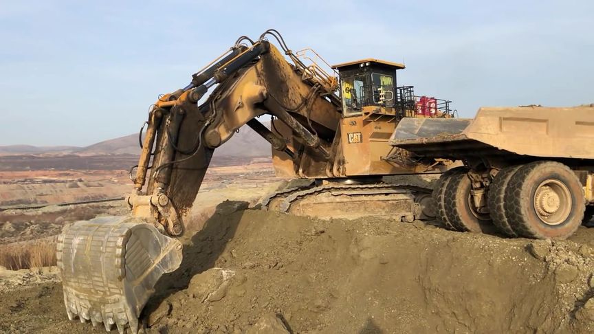 强强连手,巨型卡特6040挖掘机装载特雷克斯TR100矿用自卸车