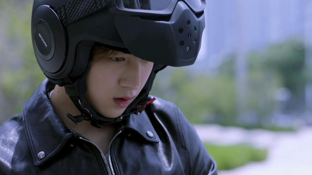 人跟丢了,却白捡个手机?“壁咚”小哥:这也不亏啊!