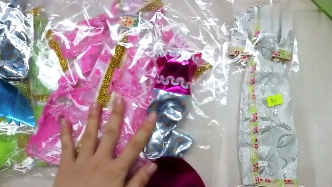 448给芭比娃娃穿上汉服、旗袍和美人鱼服饰,美得