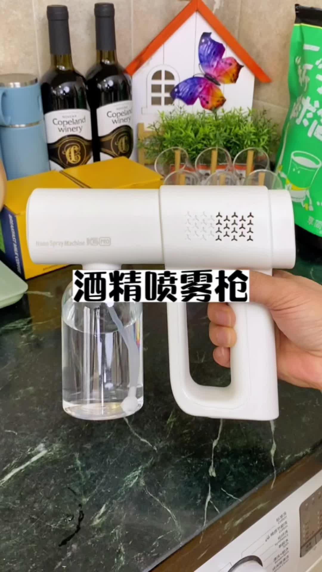 以后家家户户都得背上这个消毒喷雾枪 所有进家门的喷一喷才放心