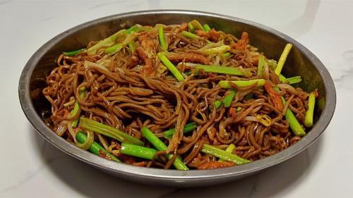 荞麦面做的家常炒面,不粘不坨入味解馋,简单鲜美太好吃,香