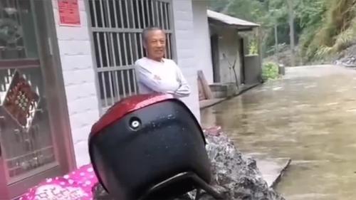 刚把电动车停在屋前,一会功夫就这样,脑壳疼啊