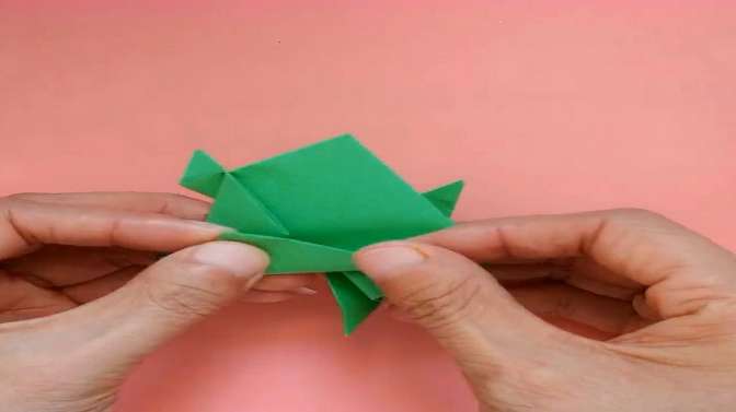 教你用一张纸折一只可以弹跳的青蛙,做法非常简单,手工折纸教程