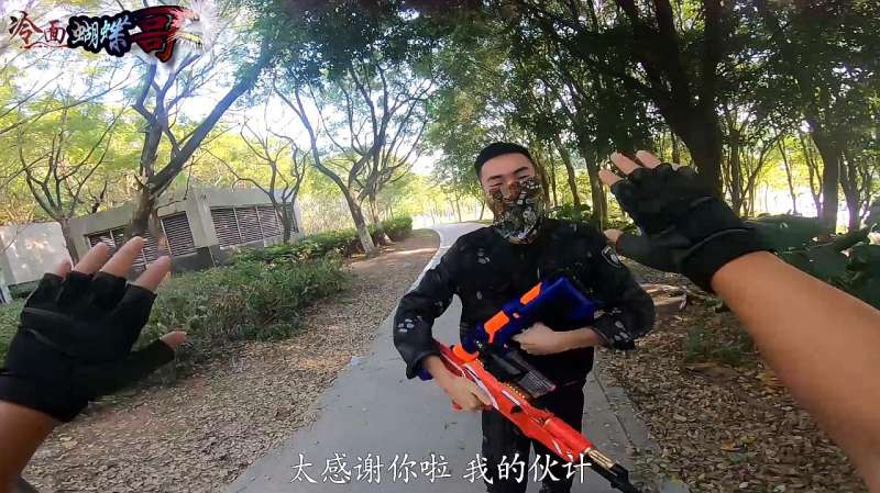 真人搞笑CS:玩家开武器店却被收保护费,用冲锋UZI成功教训他!