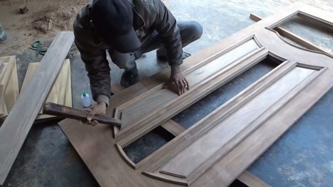 工厂新来面试的木工厂长让他做个实木门考验技术,结果立马被聘用