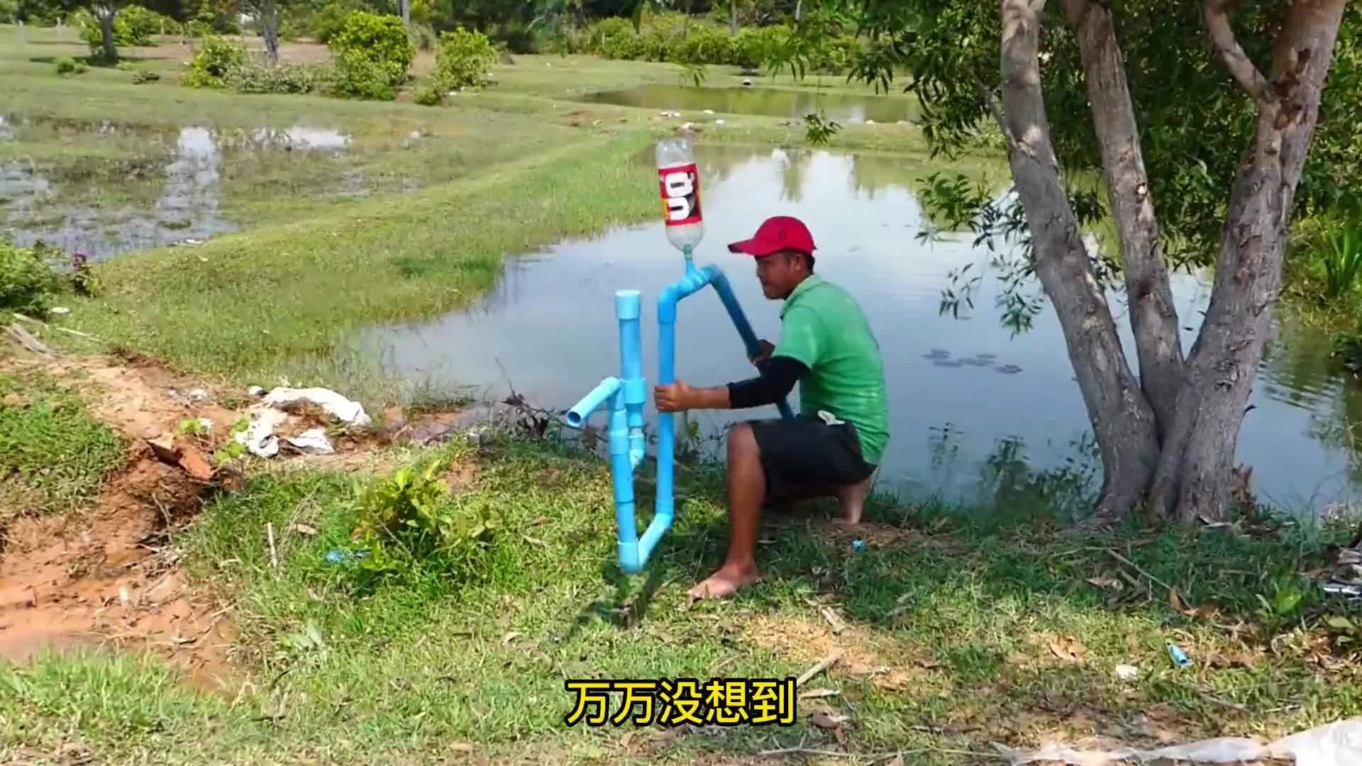 小伙用一些水管和塑料瓶制作抽水装置