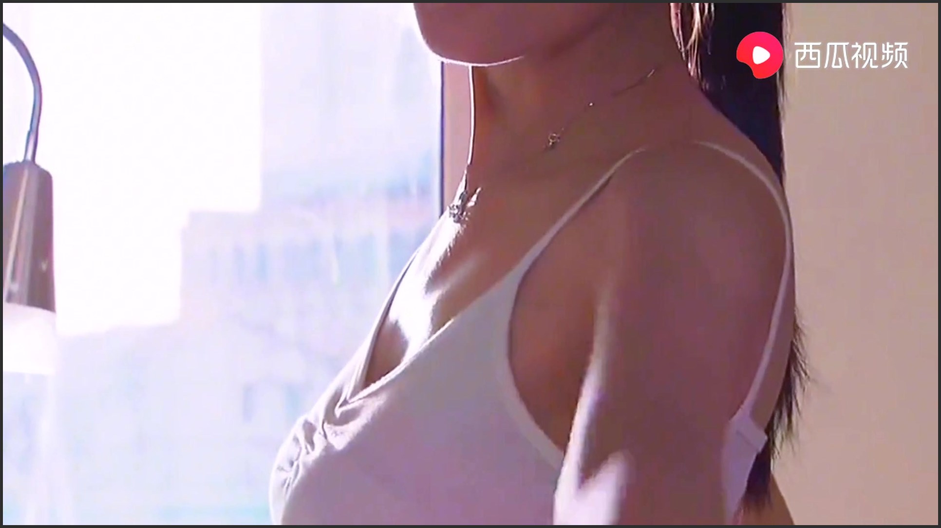 美女和男子合租房子,男子居然偷看美女洗澡